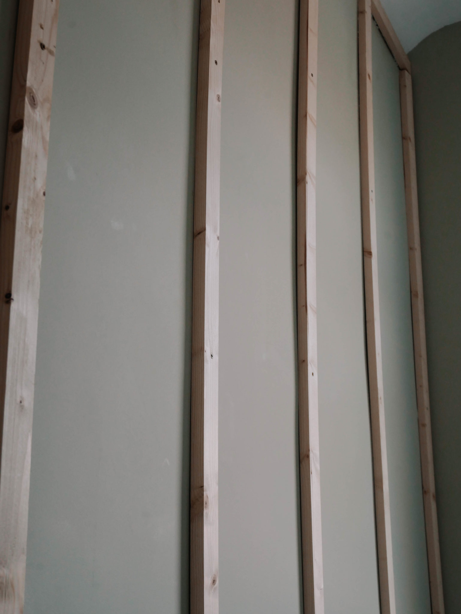 EASY DIY WALL PANELLING TUTORIAL // HOW TO MAKE A STATEMENT WALL – Jess ...